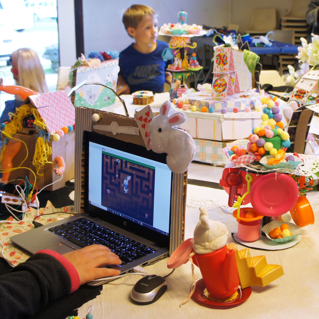 Alice au pays des Geeks – Ateliers Geeks